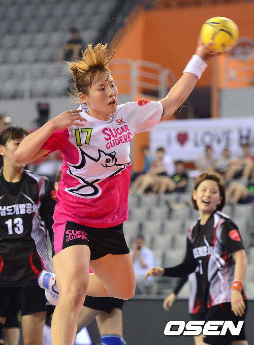 '정소영 10골' SK, 서울시청 꺾고 여자부 PO 진출