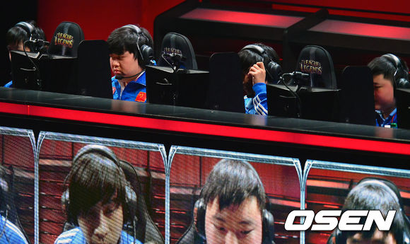 [사진]롤드컵 결승 로얄클럽,'1세트에 이어 2세트도 SKT에 내줘'