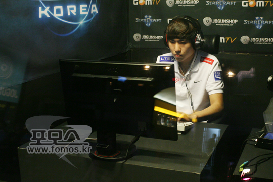 [WCS GSL]약속 지킨 어윤수, 철벽 뚫고 1843일만에 결승행(2-3세트)