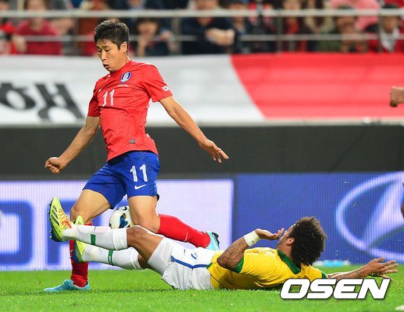 [사진]마르셀루 태클에 당하는 이근호