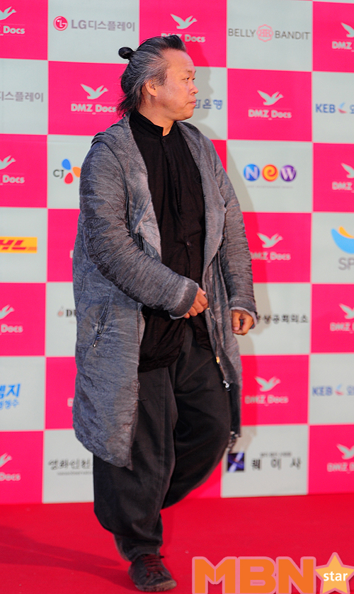 김기덕 감독 '배우는 배우다 시사회 가볼까~' [MBN포토]
