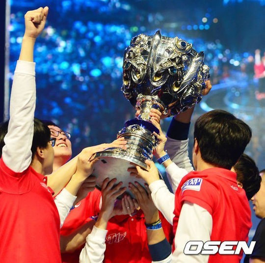 뜨거운 축하 열기..KeSPA, SKT T1 '챔피언스 데이' 5000명 몰렸다