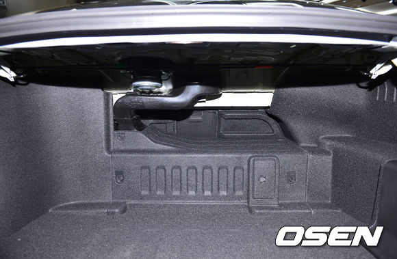 [사진]K5 하이브리드 500h, 전지가 들어있는 트렁크 내부