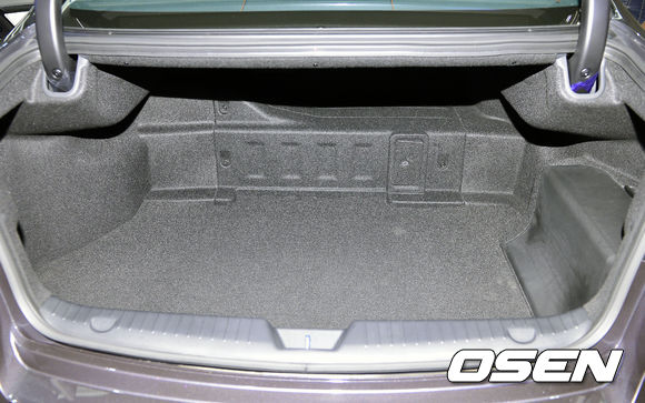 [사진]K7 하이브리드 700h, 전지가 들어있는 트렁크 내부