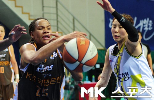 KB스타즈, KDB생명 꺾고 3위 유지