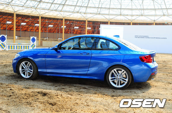 [사진] 승마 연습장에 모습을 나타낸 BMW 뉴 2시리즈 쿠페
