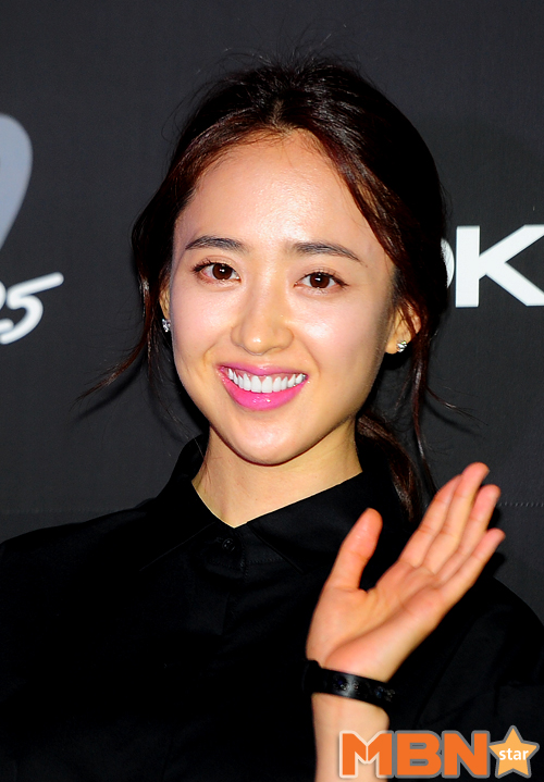 김민정, '인형같은 미소로 손인사' [MBN포토]