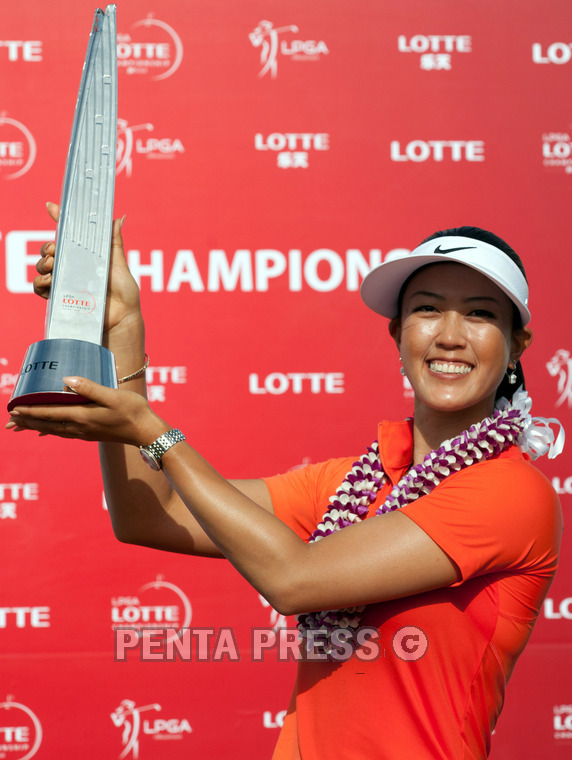 [포토] 우승트로피와 미소 - 2014 LPGA 롯데 챔피언십 마지막 라운드 (9)