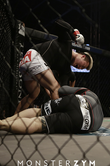 [로드FC] '주먹이 운다' 박현우, 김재훈에 1R TKO승