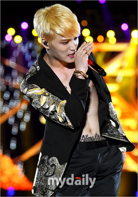 [MD포토] JYJ 재중 '마이크 잡은 손조차 멋지네'