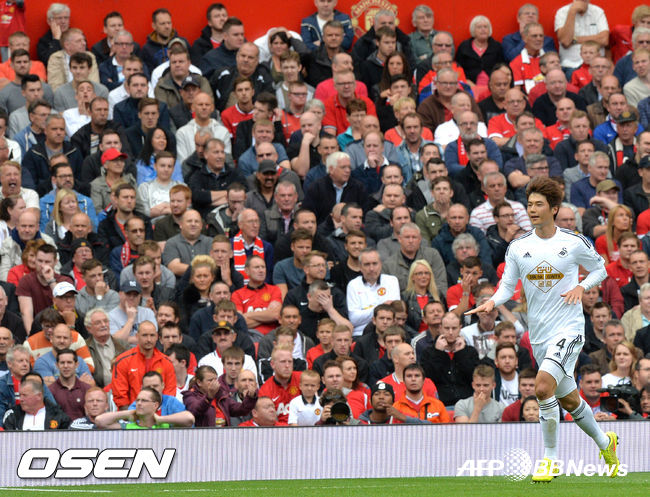 [사진]기성용 골에 싸늘해진 맨유 응원석