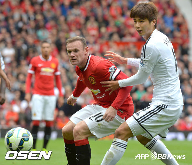 [사진]루니를 철저하게 수비하는 기성용