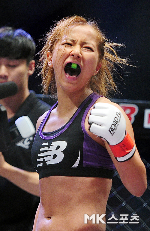 송가연 데뷔전 결과, 1R TKO 승리