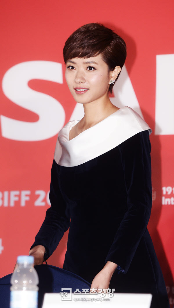 [SK포토][19th BIFF] '군중낙원' 착석하는 완치안