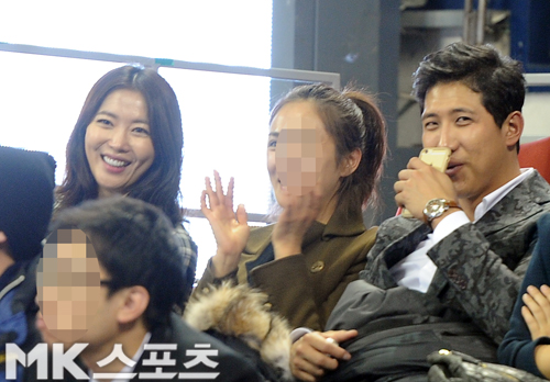 오윤아-황재균 'KCC 승리에 싱글벙글' [MK포토]