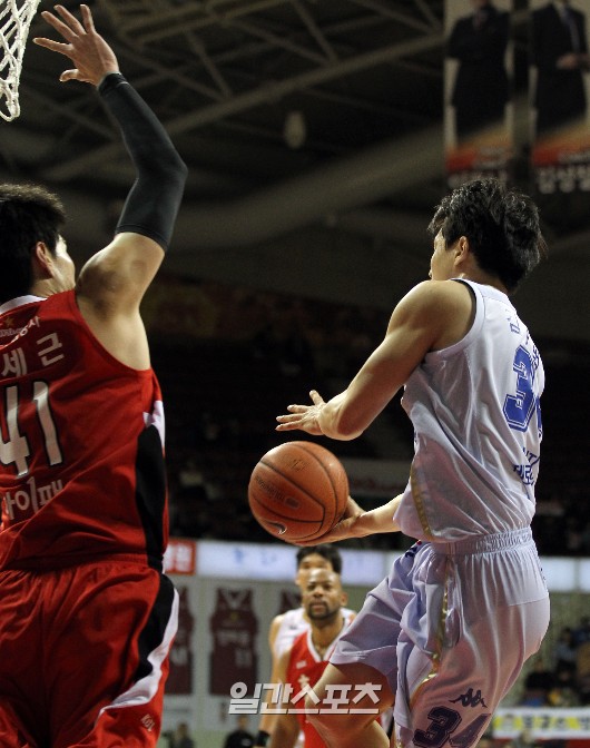 [포토]KCC 김효범,'막히면 패스'