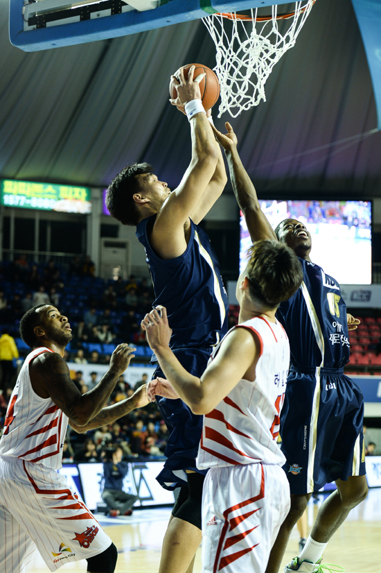 [게임 리뷰] '무기력한' KCC, 감독 사퇴에도 6연패 수렁