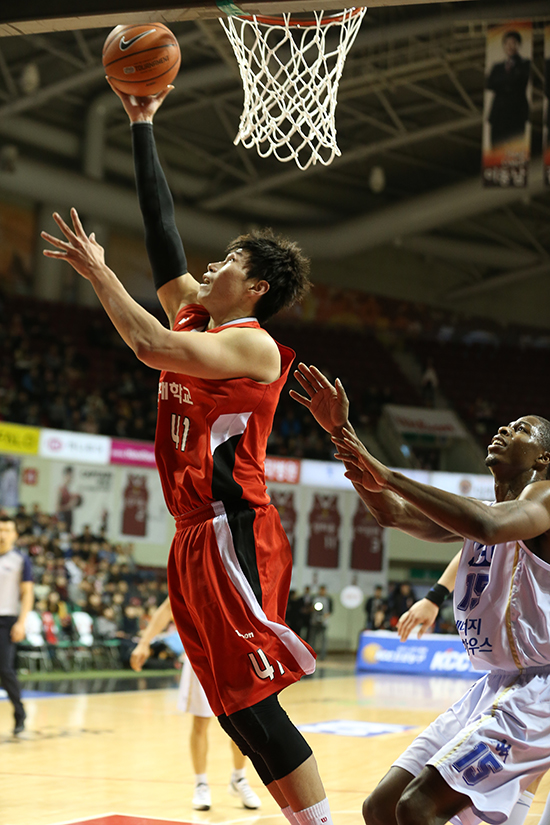 '박찬희-오세근 36득점 합작' KGC, KCC 10연패 빠뜨려