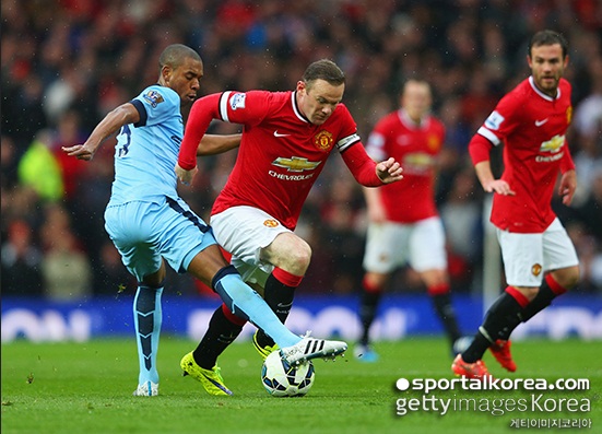 [EPL 32R] '스몰링 쐐기골' 맨유, 맨시티에 4-2 승..2위 맹추격