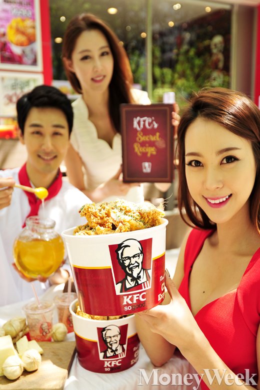[MW사진] 커넬샌더스의 시크릿 레시피로 탄생한 KFC 스윗갈릭치킨