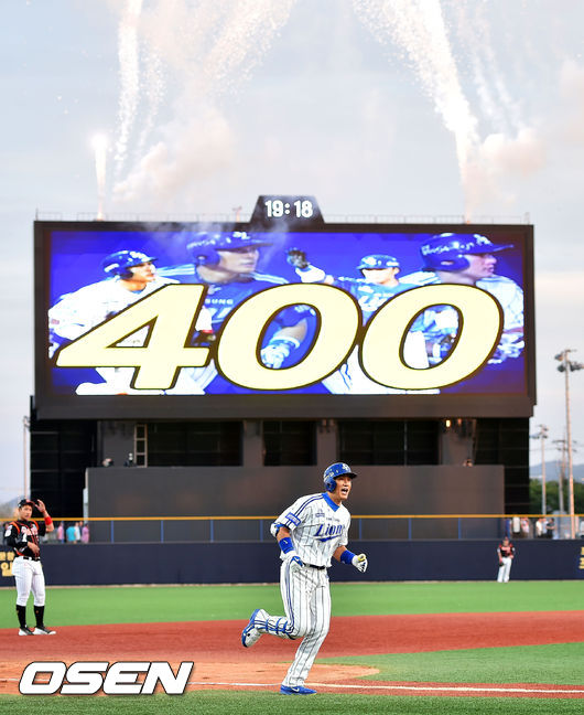 [사진]이승엽,'400홈런 대기록 달성'
