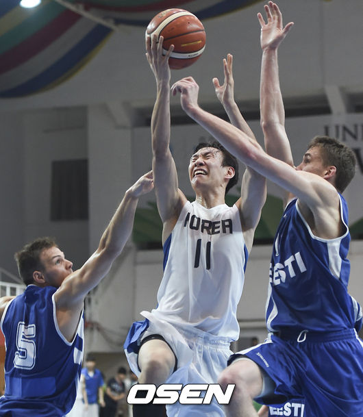 [사진]한희원,'이 꽉 깨물고 레이업슛'(광주U대회)