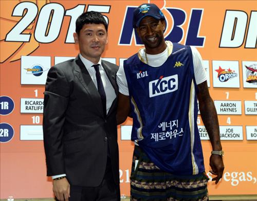 KCC 추승균 감독의 색다른 선택, 에밋과 포웰