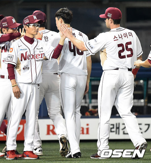 [사진]염경엽 감독,'스나이더 정말 잘 해줬다'