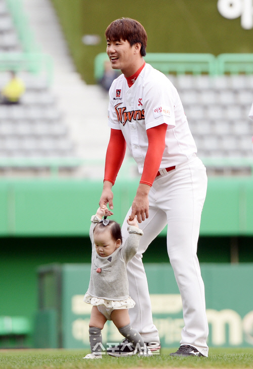 [ss포토]sk 김광현 딸의 걸음마를 위해 어기적어기적