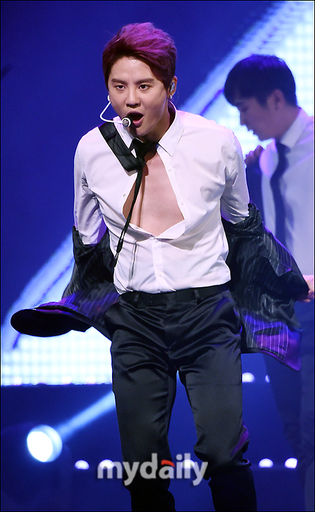 [MD포토] JYJ 김준수, '거추장스러운 옷은 벗어버려'