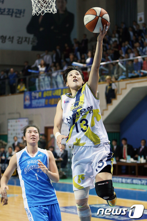[WKBL]'김단비 21득점' 신한은행, KDB생명 8연패에 몰아넣어