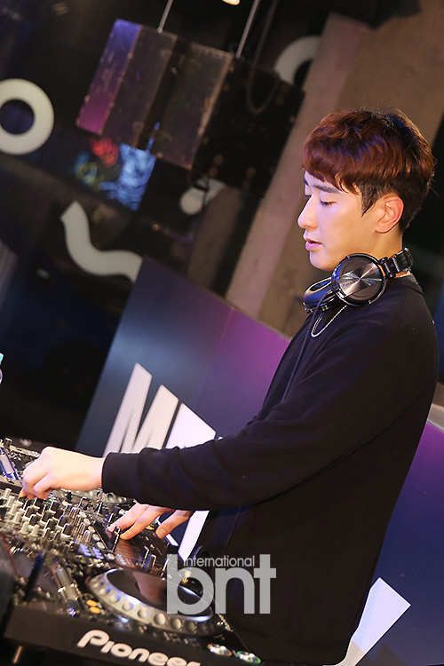 [bnt포토] 스타일난다 연말파티 'DJ가비의 오프닝 디제잉'