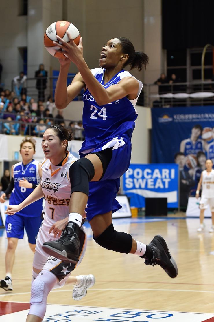 '비키 바흐 더블더블' KDB생명, KB 꺾고 눈물겨운 11연패 탈출