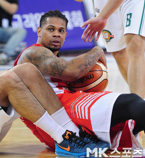 SK 미첼 '넘어져도 공은 품 안에' [MK포토]