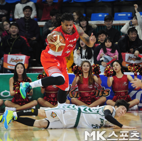 SK 미첼 '데뷔전부터 강렬한 플레이' [MK포토]