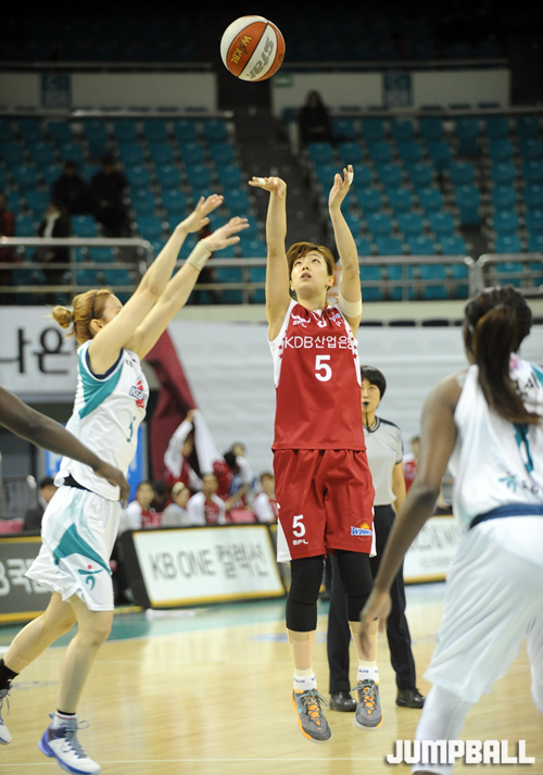 '3점슛 10개' KDB생명, KEB하나은행 꺾고 4연패 탈출