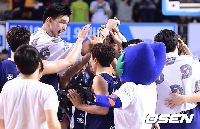 [사진]KCC,'4강 PO 1차전 승리'