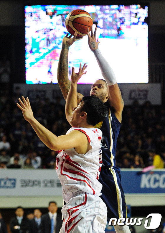 [프로농구] KCC, 챔프 1차전서 오리온에 역전승..73.7% 잡았다