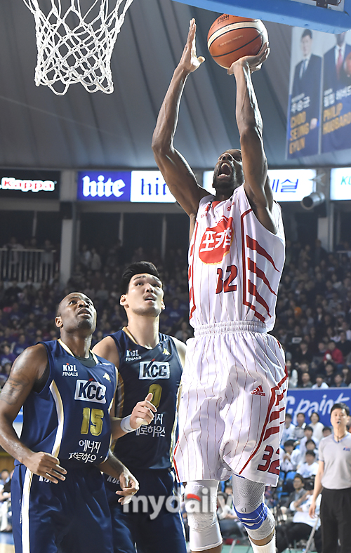 '헤인즈·이승현·잭슨 맹폭' 오리온, KCC 28점차 대파..챔프전 원점