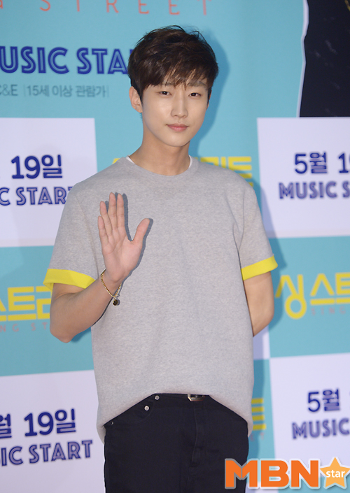 B1A4 진영 '시크한 아이돌의 손인사' [MBN포토]