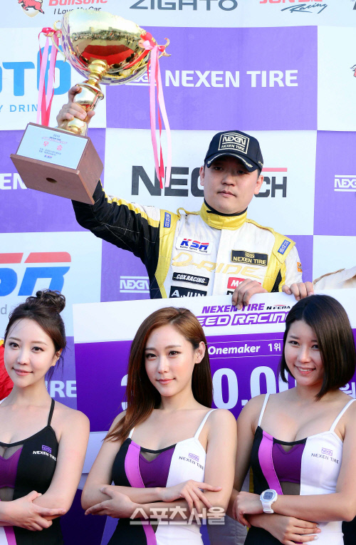 [SS포토]엔페라컵 BK-Onemaker에서우승한 박병환, "이영광을 모델들과~"