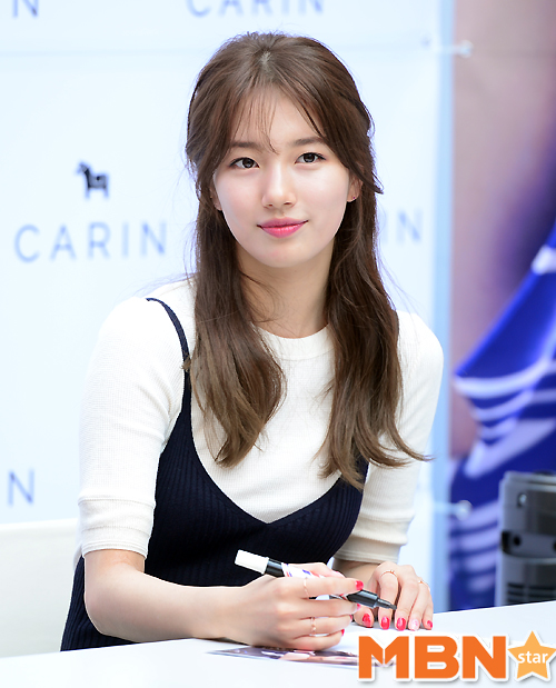 수지 '제가 사인을 해드려요~' [MBN포토]