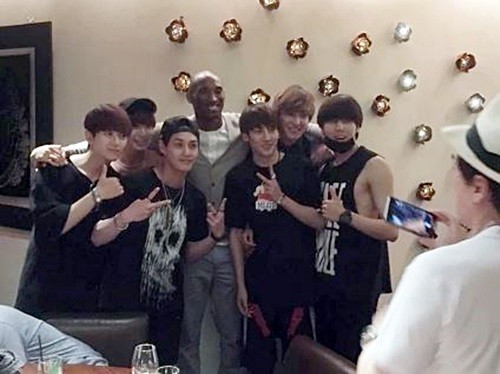 "인증샷 by 성룡"..JJCC, 코비와 만남