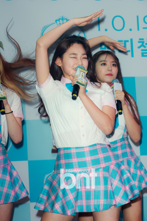 [bnt포토] 아이오아이 강미나 '경쾌한 손짓'