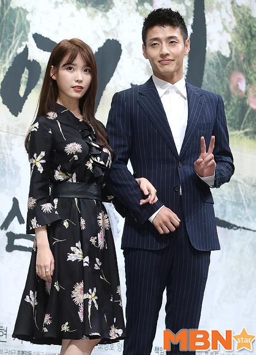 강하늘 '이지은과 팔짱 V' [MBN포토]