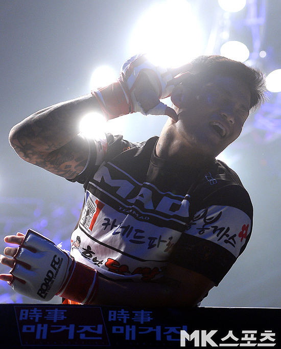 박원식 '42초 TKO승 세리머니' [MK포토]