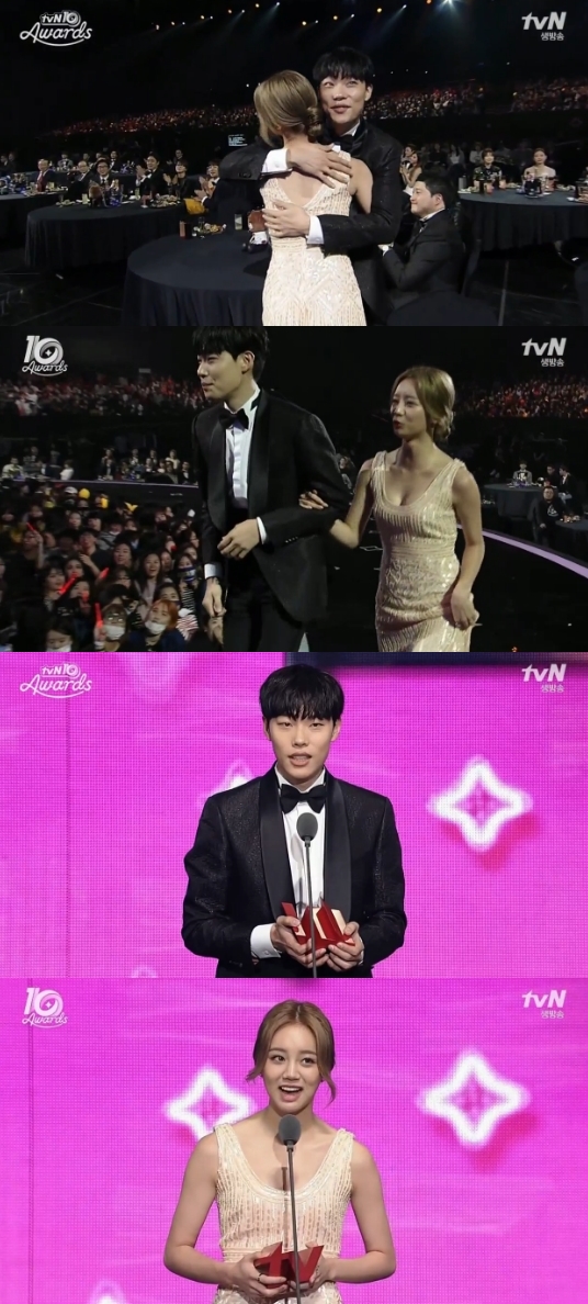 류준열·혜리, tvN10 어워즈 대세배우상 수상..뜨거운 포옹