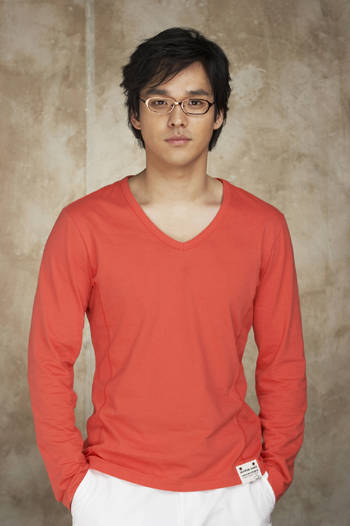 신인 원태희, KCM 30억뮤비에 "순수남" 캐스팅