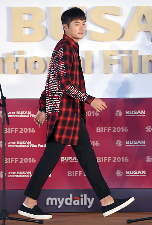 [MD포토] 이이경 '아기와 나'로 BIFF 야외무대인사