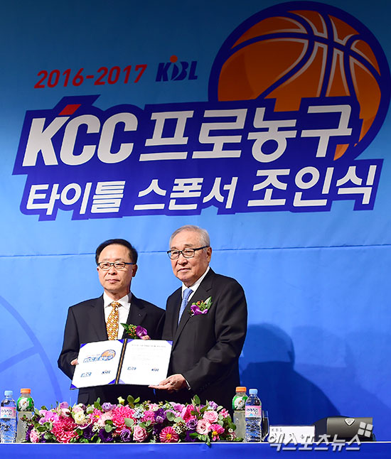 '포즈 취하는 KCC 김영호 부사장과 KBL 김영기 총재'[포토]